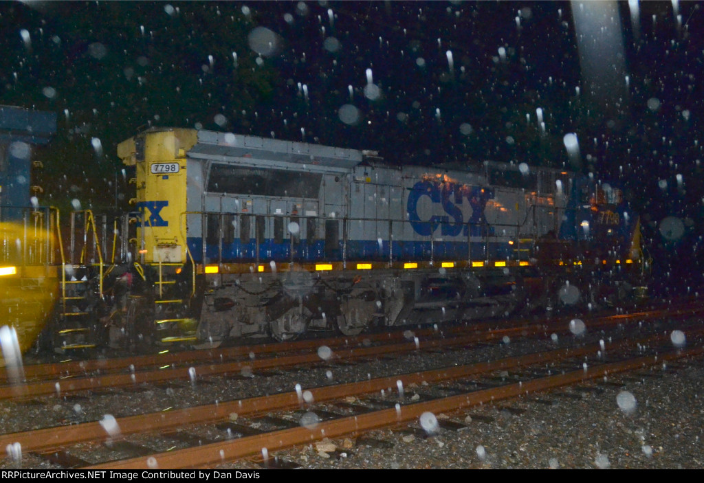 CSX C40-8W 7798 leads a CW44AH west on K455-07